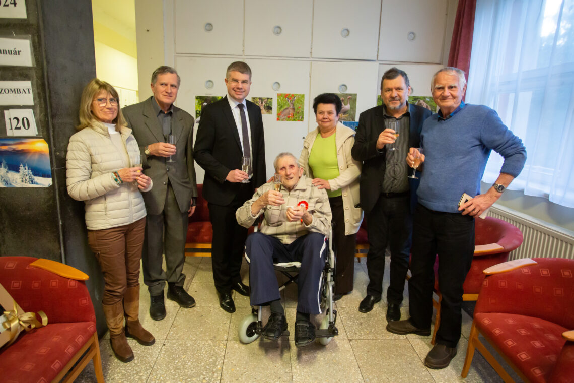 Százesztendős lett Kertész Ernő, kerek születésnapján köszöntötték ...